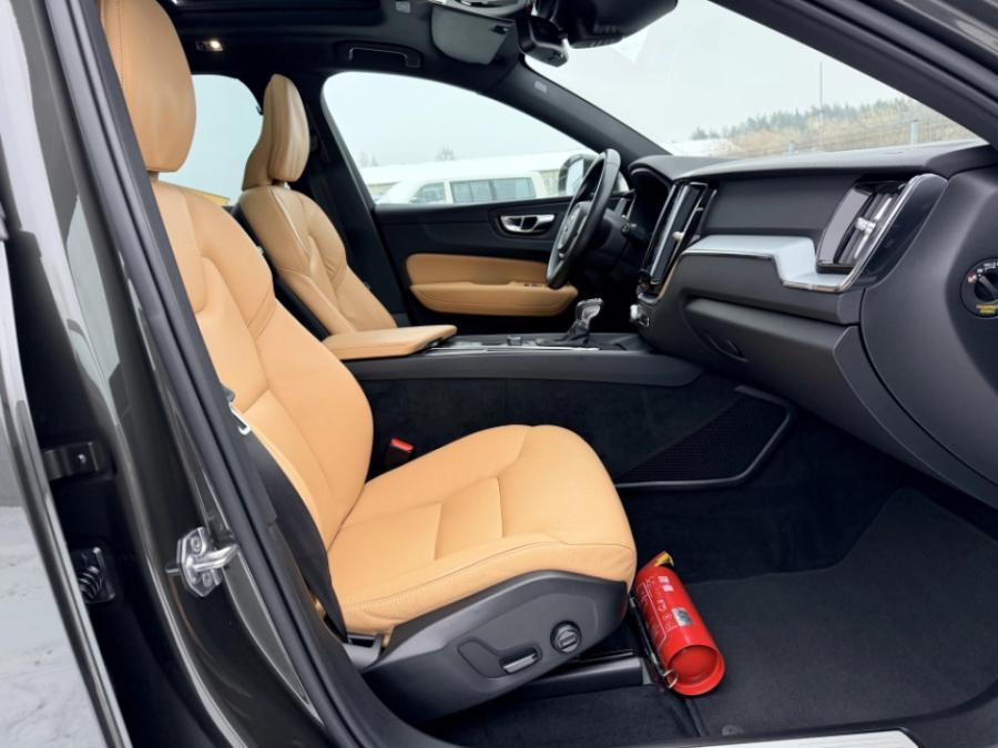 Green Volvo XC60 2019 in Riga, with an engine capacity of 2.00 L and mileage of 196 thousand km for 20995 €, photo 27 on AUTOMOTO.COM.LV