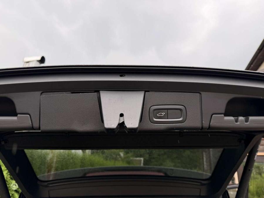 Green Volvo XC60 2019 in Telschi, with an engine capacity of 2.00 L and mileage of 103 thousand km for 21700 €, photo 28 on AUTOMOTO.COM.LV
