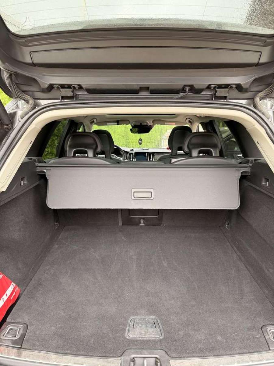 Green Volvo XC60 2019 in Telschi, with an engine capacity of 2.00 L and mileage of 103 thousand km for 21700 €, photo 35 on AUTOMOTO.COM.LV