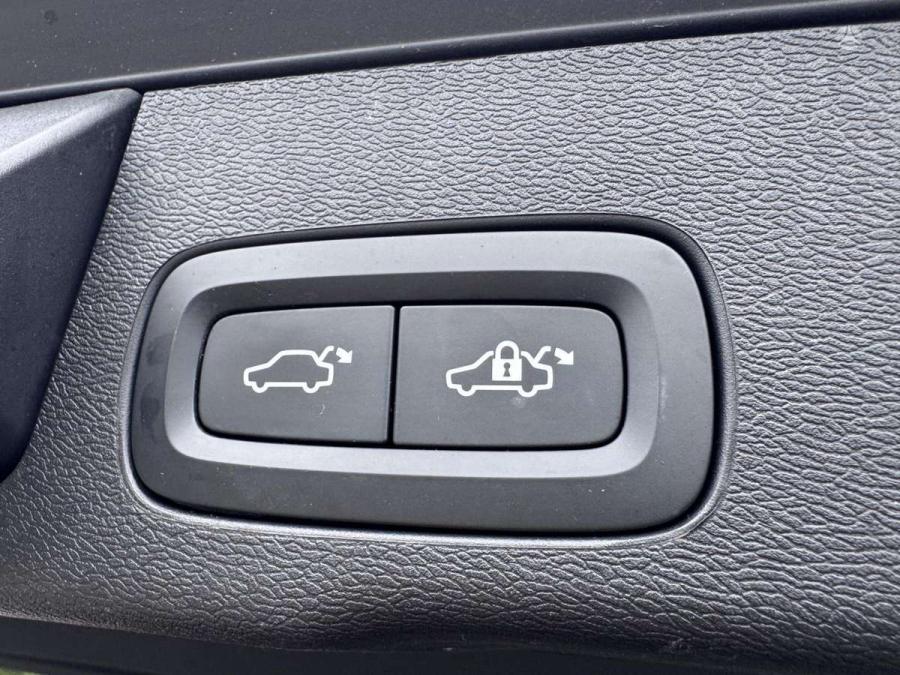 Green Volvo XC60 2019 in Vilnius, with an engine capacity of 2.00 L and mileage of 174 thousand km for 22950 €, photo 12 on AUTOMOTO.COM.LV