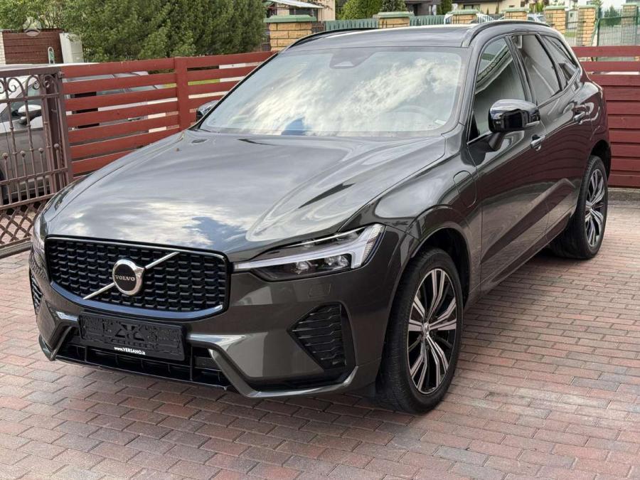 Green Volvo XC60 2021 in Siauliai, with an engine capacity of 1.97 L and mileage of 165 thousand km for 30990 €, photo 1 on AUTOMOTO.COM.LV