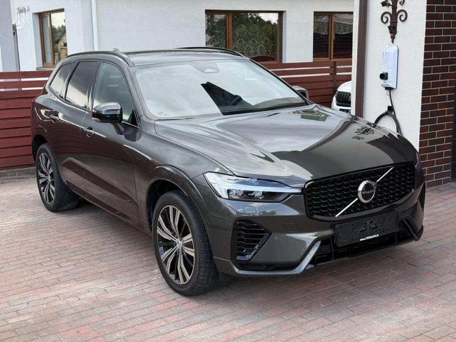 Green Volvo XC60 2021 in Siauliai, with an engine capacity of 1.97 L and mileage of 165 thousand km for 30990 €, photo 4 on AUTOMOTO.COM.LV