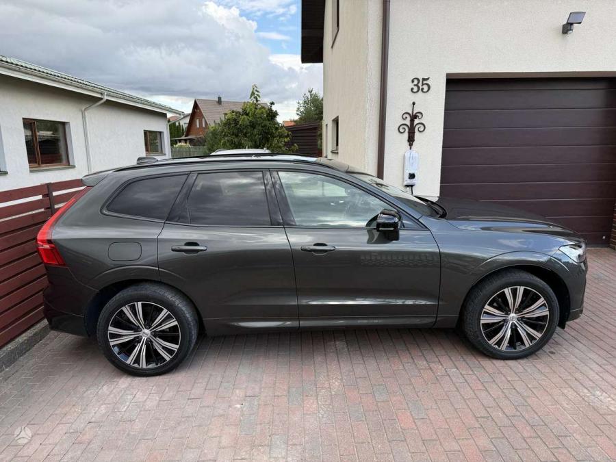 Green Volvo XC60 2021 in Siauliai, with an engine capacity of 1.97 L and mileage of 165 thousand km for 30990 €, photo 5 on AUTOMOTO.COM.LV