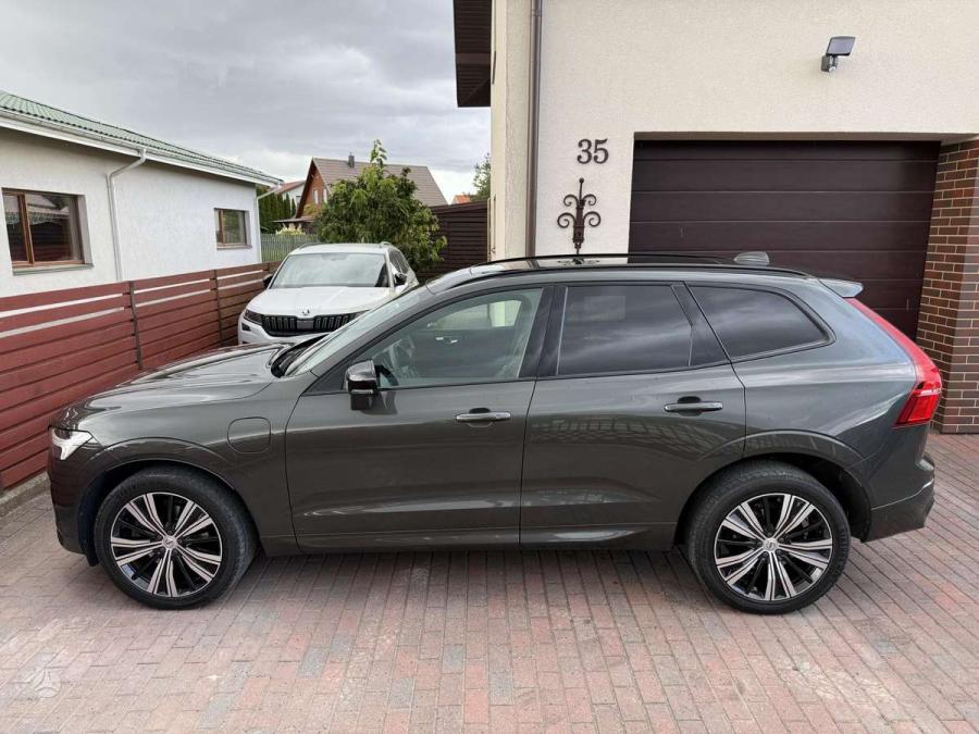 Green Volvo XC60 2021 in Siauliai, with an engine capacity of 1.97 L and mileage of 165 thousand km for 30990 €, photo 9 on AUTOMOTO.COM.LV