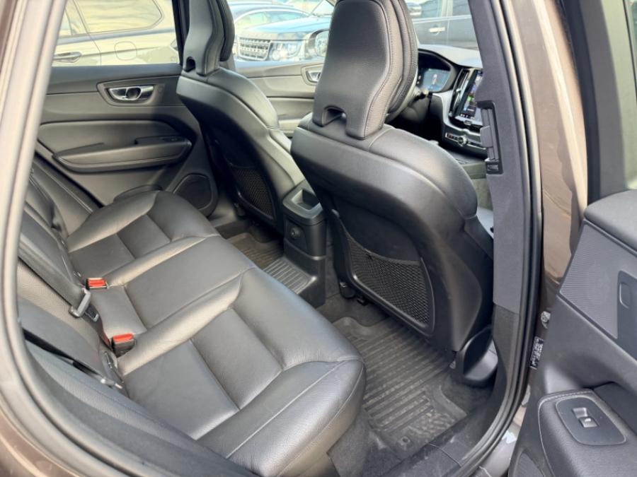 Green Volvo XC60 2021 in Riga, with an engine capacity of 2.00 L and mileage of 145 thousand km for 29995 €, photo 19 on AUTOMOTO.COM.LV