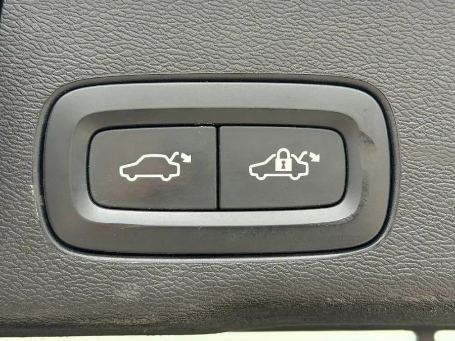 Zaļš Volvo XC60 2021 Rīga, ar dzinēja tilpumu 2.00 L un nobraukumu 217 tūkst. km par 23000 €, foto 16 vietnē AUTOMOTO.COM.LV