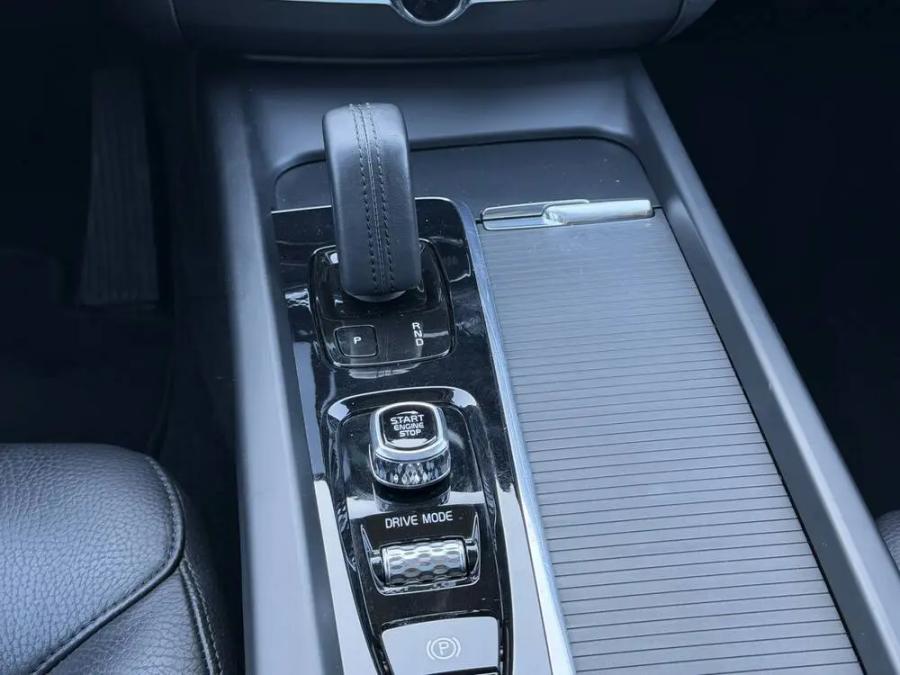 Green Volvo XC60 2021 in Riga, with an engine capacity of 2.00 L and mileage of 250 thousand km for 20000 €, photo 17 on AUTOMOTO.COM.LV