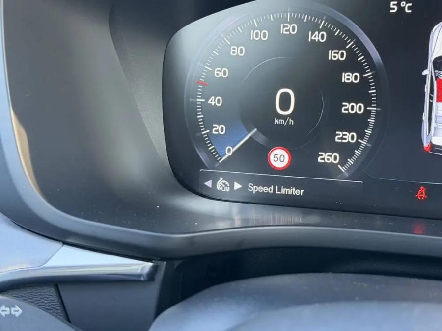 Green Volvo XC60 2021 in Riga, with an engine capacity of 2.00 L and mileage of 250 thousand km for 20000 €, photo 20 on AUTOMOTO.COM.LV