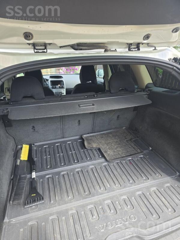 Grey Volvo XC60 2008 in Balvi, with an engine capacity of 2.40 L and mileage of 285 thousand km for 5800 €, photo 9 on AUTOMOTO.COM.LV