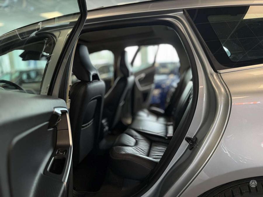 Grey Volvo XC60 2008 in Klaipeda, with an engine capacity of 2.40 L and mileage of 252 thousand km for 8999 €, photo 17 on AUTOMOTO.COM.LV