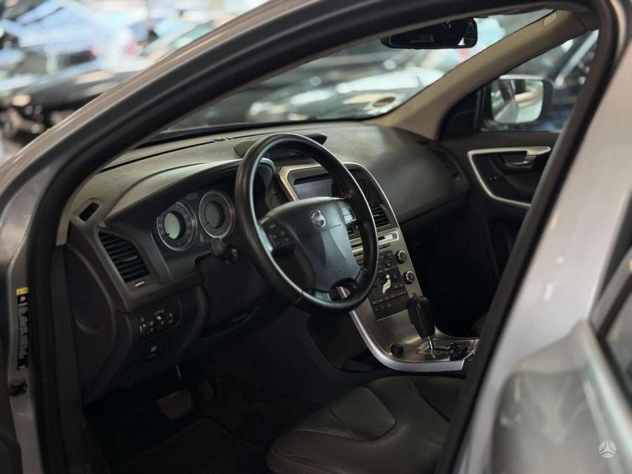 Grey Volvo XC60 2008 in Klaipeda, with an engine capacity of 2.40 L and mileage of 252 thousand km for 8999 €, photo 18 on AUTOMOTO.COM.LV