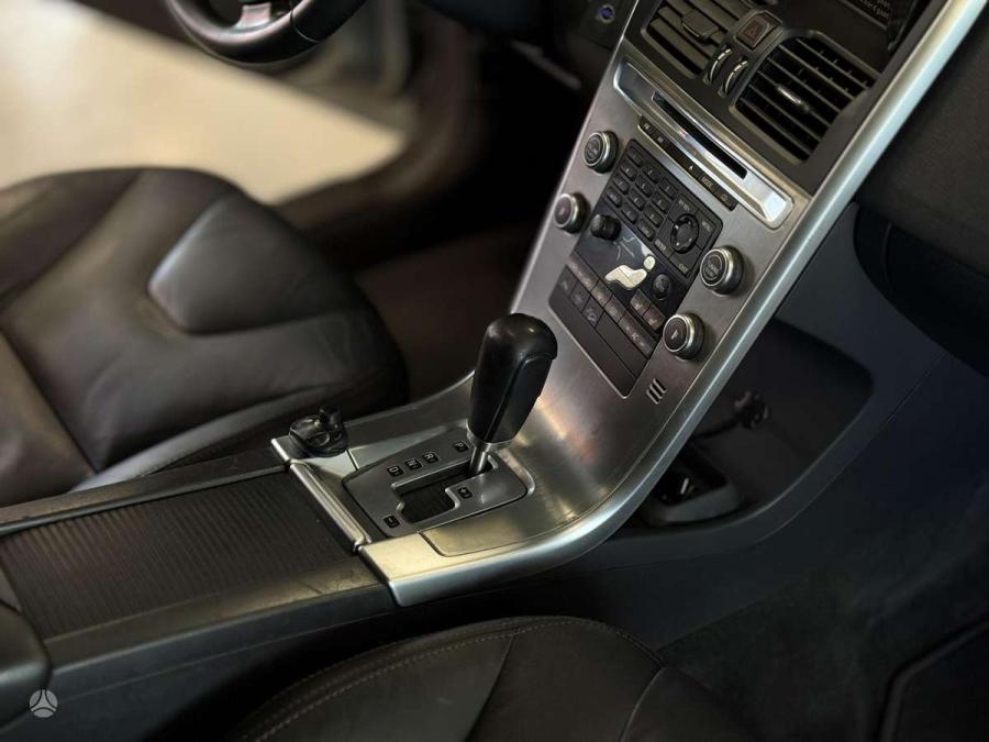 Grey Volvo XC60 2008 in Klaipeda, with an engine capacity of 2.40 L and mileage of 252 thousand km for 8999 €, photo 20 on AUTOMOTO.COM.LV