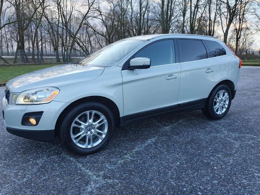 Pelēks Volvo XC60 2009 Šauļi, ar dzinēja tilpumu 2.40 L un nobraukumu 179 tūkst. km par 8800 €, foto 2 vietnē AUTOMOTO.COM.LV