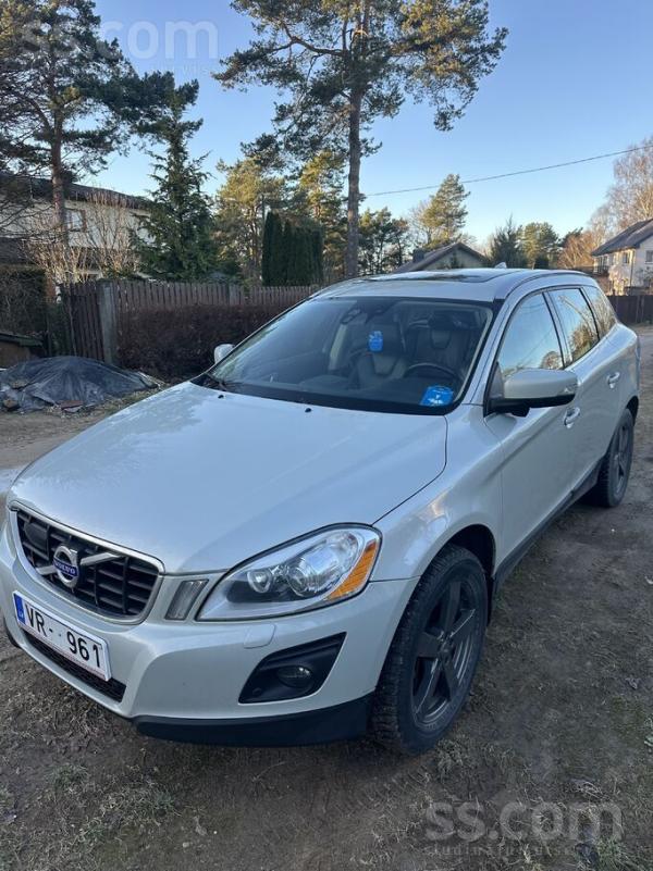 Grey Volvo XC60 2009 in Ogre, with an engine capacity of 2.40 L and mileage of 216 thousand km for 9000 €, photo 1 on AUTOMOTO.COM.LV