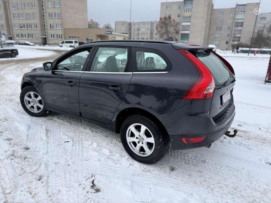 Pelēks Volvo XC60 2009 Ukmergė, ar dzinēja tilpumu 2.40 L un nobraukumu 290 tūkst. km par 5850 €, foto 3 vietnē AUTOMOTO.COM.LV