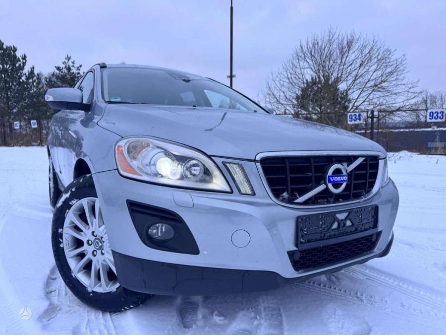 Pelēks Volvo XC60 2009 Alīta, ar dzinēja tilpumu 2.40 L un nobraukumu 278 tūkst. km par 8150 €, foto 1 vietnē AUTOMOTO.COM.LV