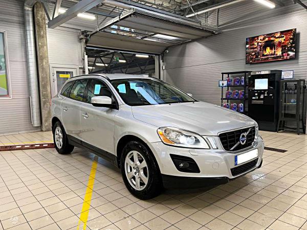 Grey Volvo XC60 2009 in Vilnius, with an engine capacity of 2.40 L and mileage of 359 thousand km for 4790 €, photo 1 on AUTOMOTO.COM.LV