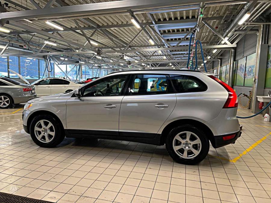 Pelēks Volvo XC60 2009 Viļņa, ar dzinēja tilpumu 2.40 L un nobraukumu 359 tūkst. km par 4790 €, foto 3 vietnē AUTOMOTO.COM.LV