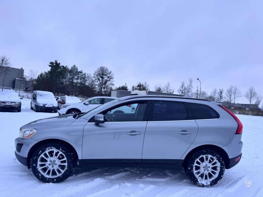 Grey Volvo XC60 2009 in Alytus, with an engine capacity of 2.40 L and mileage of 288 thousand km for 8000 €, photo 8 on AUTOMOTO.COM.LV