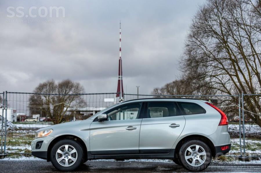 Grey Volvo XC60 2009 in Riga, with an engine capacity of 2.40 L and mileage of 238 thousand km for 6790 €, photo 4 on AUTOMOTO.COM.LV
