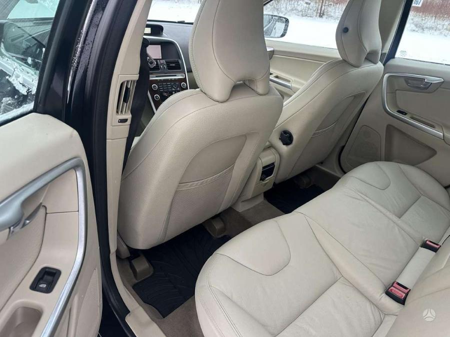 Pelēks Volvo XC60 2009 Alīta, ar dzinēja tilpumu 2.40 L un nobraukumu 284 tūkst. km par 7995 €, foto 21 vietnē AUTOMOTO.COM.LV
