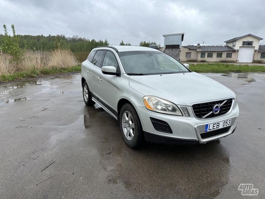 Grey Volvo XC60 2009 in Kaunas, with an engine capacity of 2.40 L and mileage of 383 thousand km for 5750 €, photo 1 on AUTOMOTO.COM.LV