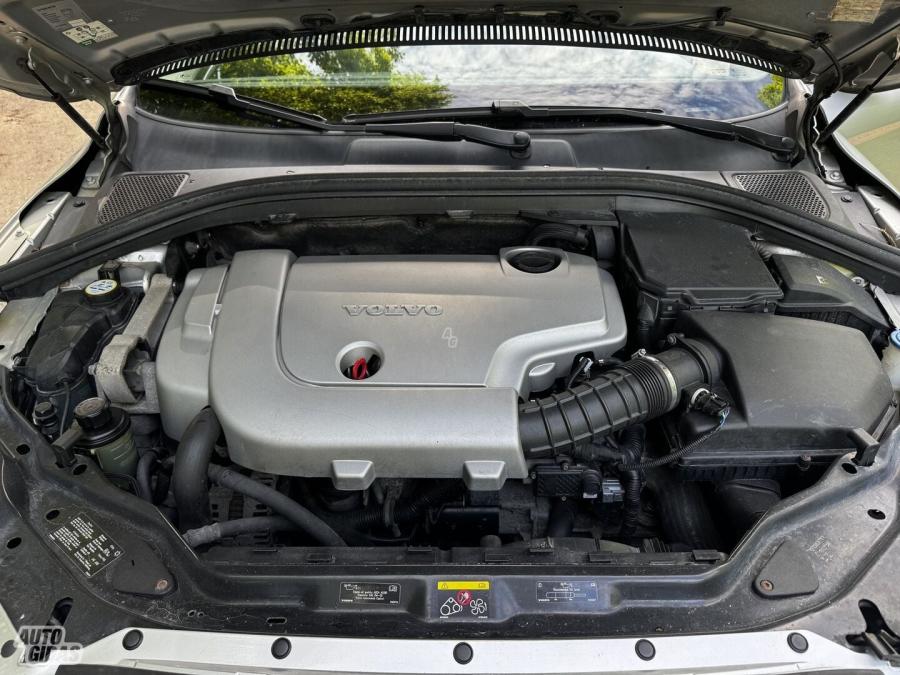 Grey Volvo XC60 2009 in Siauliai, with an engine capacity of 2.40 L and mileage of 332 thousand km for 5850 €, photo 16 on AUTOMOTO.COM.LV