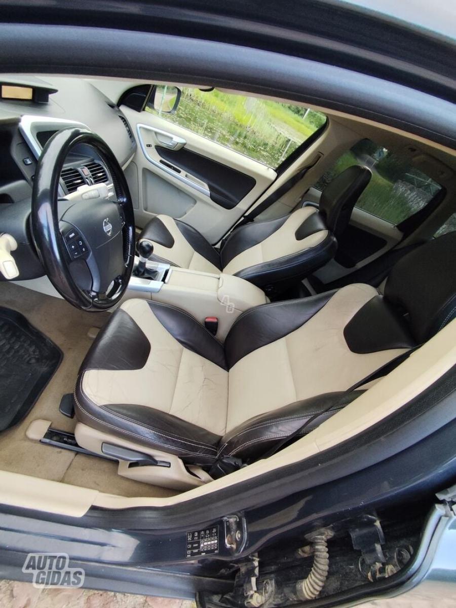 Grey Volvo XC60 2009 in Telschi, with an engine capacity of 2.40 L and mileage of 308 thousand km for 4750 €, photo 13 on AUTOMOTO.COM.LV