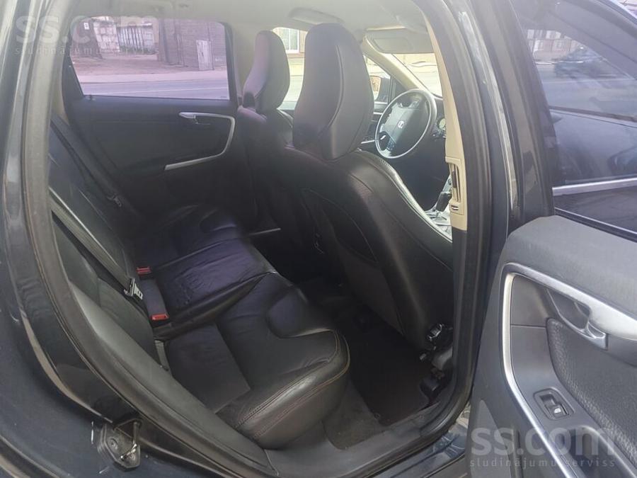 Grey Volvo XC60 2009 in Riga, with an engine capacity of 2.40 L and mileage of 390 thousand km for 4500 €, photo 12 on AUTOMOTO.COM.LV