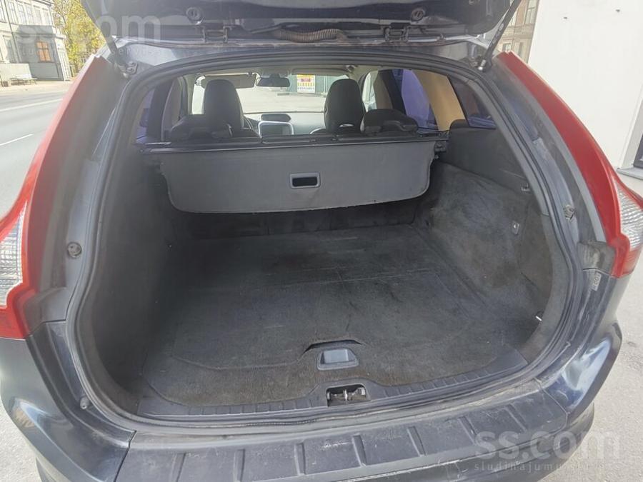 Grey Volvo XC60 2009 in Riga, with an engine capacity of 2.40 L and mileage of 390 thousand km for 4500 €, photo 13 on AUTOMOTO.COM.LV