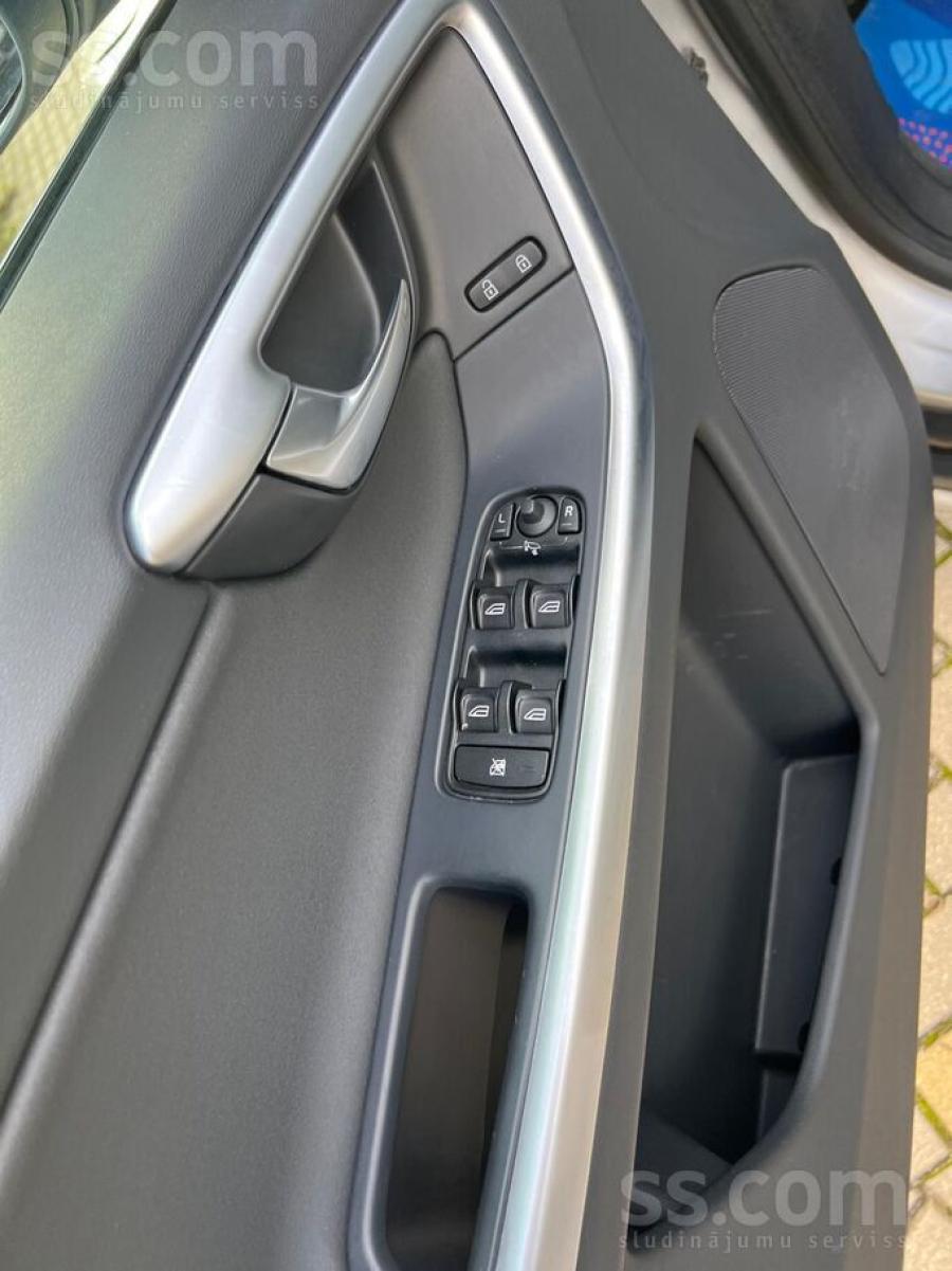 Grey Volvo XC60 2009 in Talsi, with an engine capacity of 2.40 L and mileage of 251 thousand km for 9770 €, photo 19 on AUTOMOTO.COM.LV