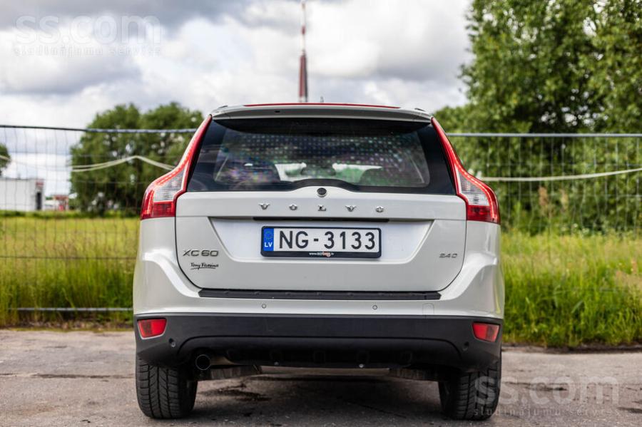 Grey Volvo XC60 2009 in Riga, with an engine capacity of 2.40 L and mileage of 241 thousand km for 6990 €, photo 9 on AUTOMOTO.COM.LV
