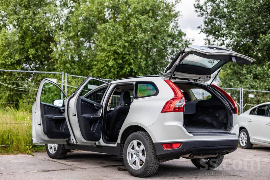 Grey Volvo XC60 2009 in Riga, with an engine capacity of 2.40 L and mileage of 241 thousand km for 6990 €, photo 10 on AUTOMOTO.COM.LV