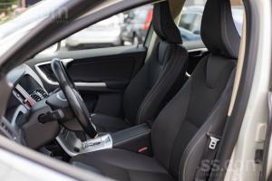 Grey Volvo XC60 2009 in Riga, with an engine capacity of 2.40 L and mileage of 241 thousand km for 6990 €, photo 13 on AUTOMOTO.COM.LV