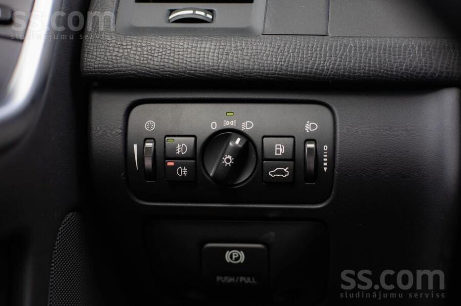 Grey Volvo XC60 2009 in Riga, with an engine capacity of 2.40 L and mileage of 241 thousand km for 6990 €, photo 16 on AUTOMOTO.COM.LV