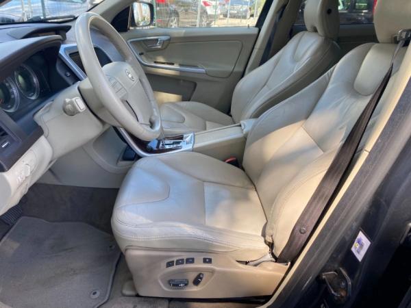 Pelēks Volvo XC60 2009 Rīga, ar dzinēja tilpumu 2.40 L un nobraukumu 287 tūkst. km par 8950 €, foto 8 vietnē AUTOMOTO.COM.LV