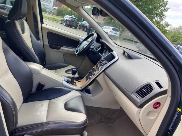 Grey Volvo XC60 2009 in Riga, with an engine capacity of 2.40 L and mileage of 265 thousand km for 9650 €, photo 9 on AUTOMOTO.COM.LV