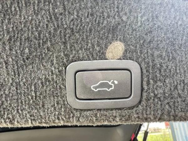 Pelēks Volvo XC60 2009 Rīga, ar dzinēja tilpumu 2.40 L un nobraukumu 0 tūkst. km par 7995 €, foto 8 vietnē AUTOMOTO.COM.LV