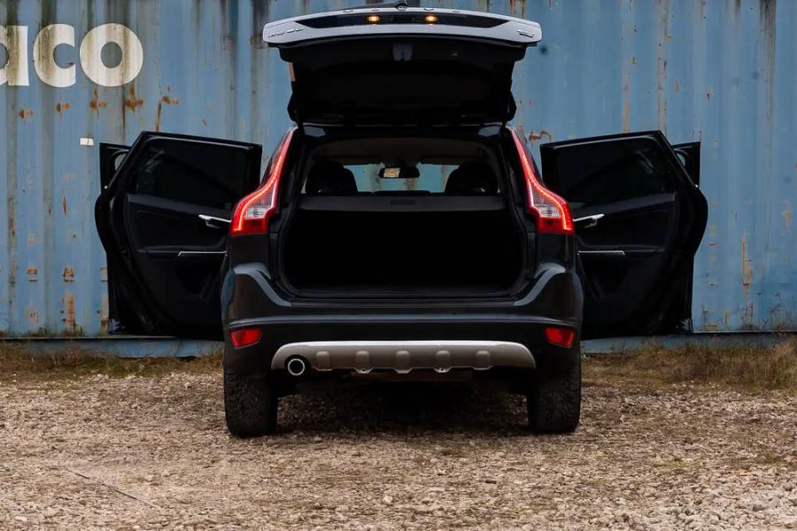 Pelēks Volvo XC60 2009 Rīga, ar dzinēja tilpumu 2.40 L un nobraukumu 360 tūkst. km par 7995 €, foto 5 vietnē AUTOMOTO.COM.LV