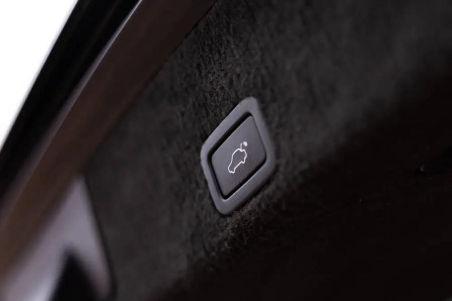 Pelēks Volvo XC60 2009 Rīga, ar dzinēja tilpumu 2.40 L un nobraukumu 360 tūkst. km par 7995 €, foto 6 vietnē AUTOMOTO.COM.LV