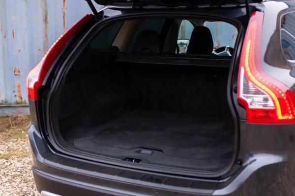 Pelēks Volvo XC60 2009 Rīga, ar dzinēja tilpumu 2.40 L un nobraukumu 360 tūkst. km par 7995 €, foto 7 vietnē AUTOMOTO.COM.LV