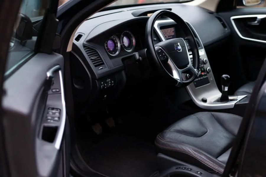 Pelēks Volvo XC60 2009 Rīga, ar dzinēja tilpumu 2.40 L un nobraukumu 360 tūkst. km par 7995 €, foto 18 vietnē AUTOMOTO.COM.LV