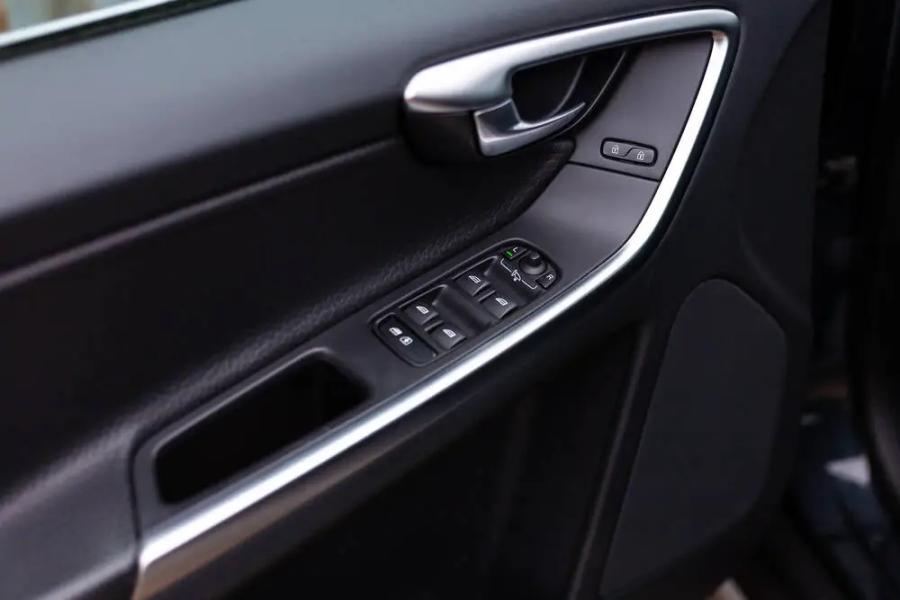 Pelēks Volvo XC60 2009 Rīga, ar dzinēja tilpumu 2.40 L un nobraukumu 360 tūkst. km par 7995 €, foto 19 vietnē AUTOMOTO.COM.LV