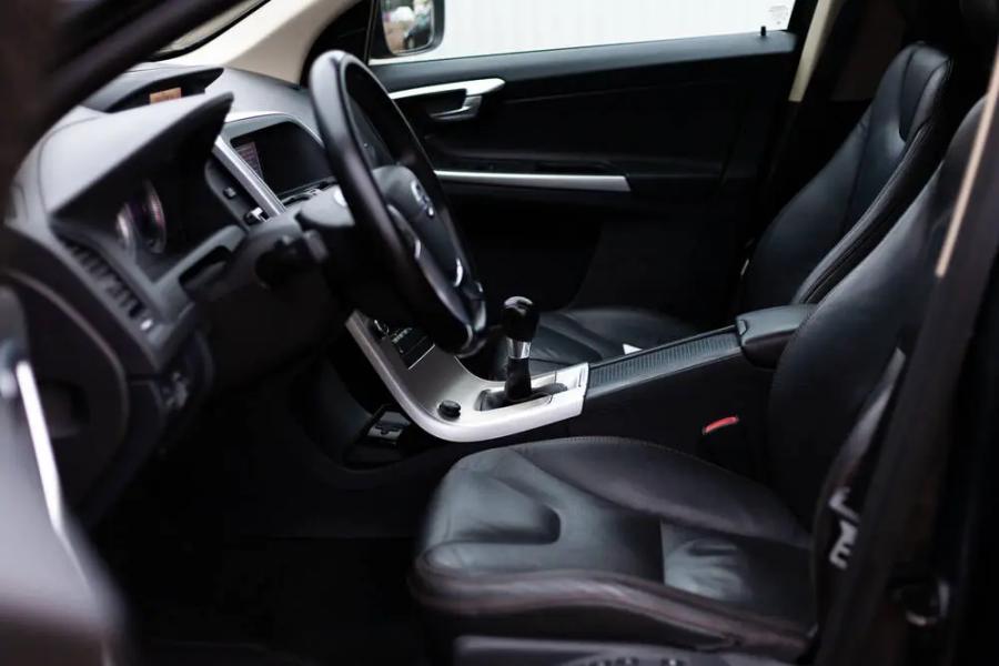 Pelēks Volvo XC60 2009 Rīga, ar dzinēja tilpumu 2.40 L un nobraukumu 360 tūkst. km par 7995 €, foto 20 vietnē AUTOMOTO.COM.LV