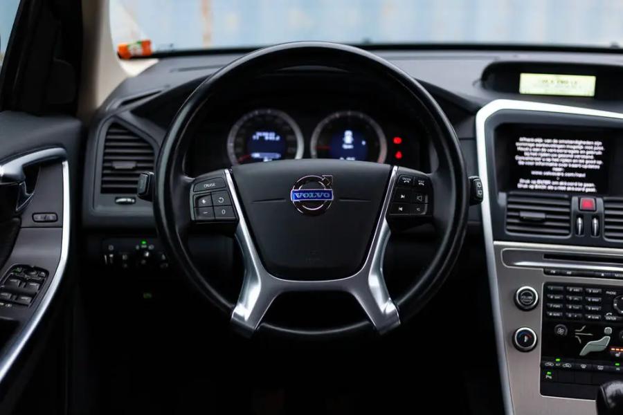 Pelēks Volvo XC60 2009 Rīga, ar dzinēja tilpumu 2.40 L un nobraukumu 360 tūkst. km par 7995 €, foto 26 vietnē AUTOMOTO.COM.LV