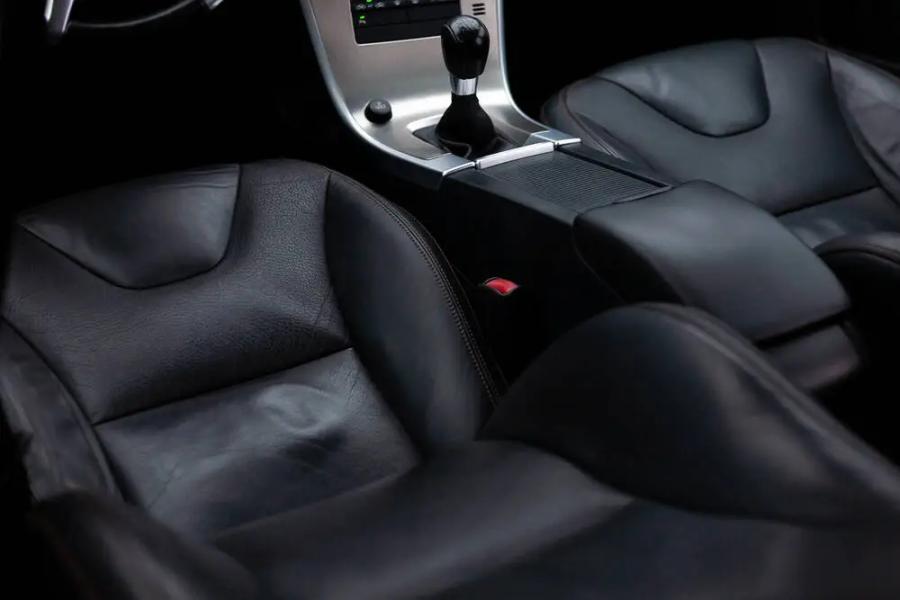 Pelēks Volvo XC60 2009 Rīga, ar dzinēja tilpumu 2.40 L un nobraukumu 360 tūkst. km par 7995 €, foto 28 vietnē AUTOMOTO.COM.LV