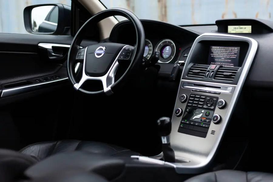 Pelēks Volvo XC60 2009 Rīga, ar dzinēja tilpumu 2.40 L un nobraukumu 360 tūkst. km par 7995 €, foto 30 vietnē AUTOMOTO.COM.LV
