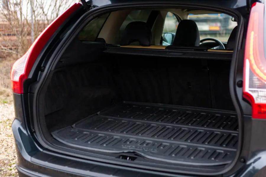 Pelēks Volvo XC60 2009 Rīga, ar dzinēja tilpumu 2.40 L un nobraukumu 249 tūkst. km par 8495 €, foto 12 vietnē AUTOMOTO.COM.LV