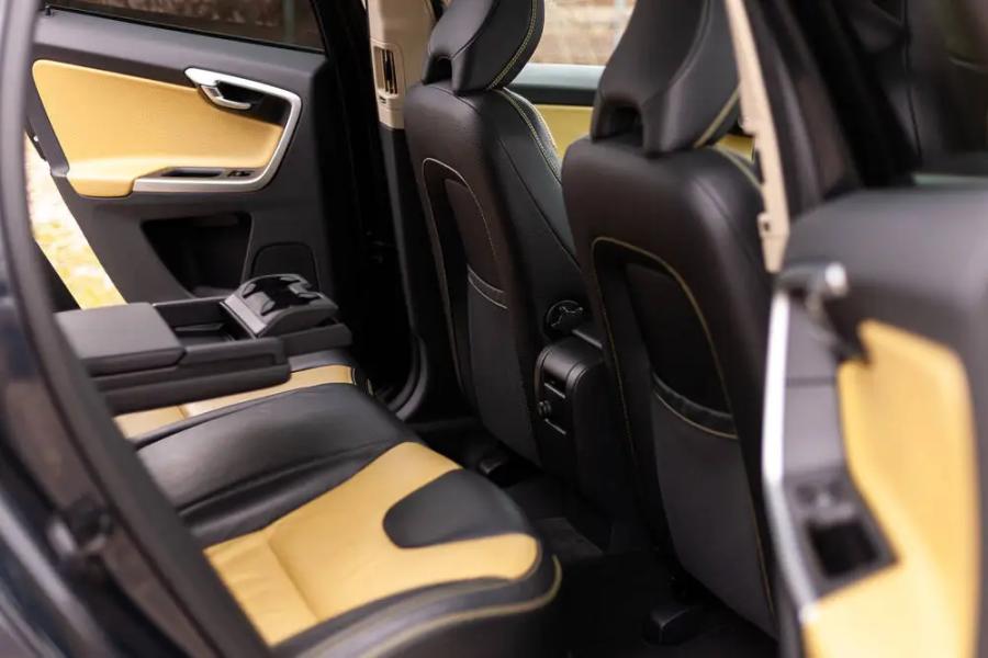 Pelēks Volvo XC60 2009 Rīga, ar dzinēja tilpumu 2.40 L un nobraukumu 249 tūkst. km par 8495 €, foto 15 vietnē AUTOMOTO.COM.LV