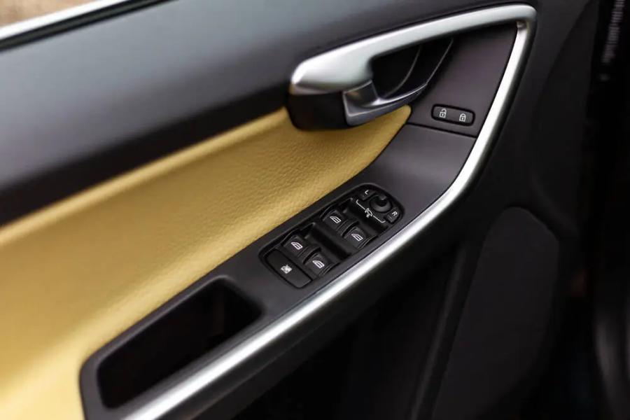 Pelēks Volvo XC60 2009 Rīga, ar dzinēja tilpumu 2.40 L un nobraukumu 249 tūkst. km par 8495 €, foto 19 vietnē AUTOMOTO.COM.LV